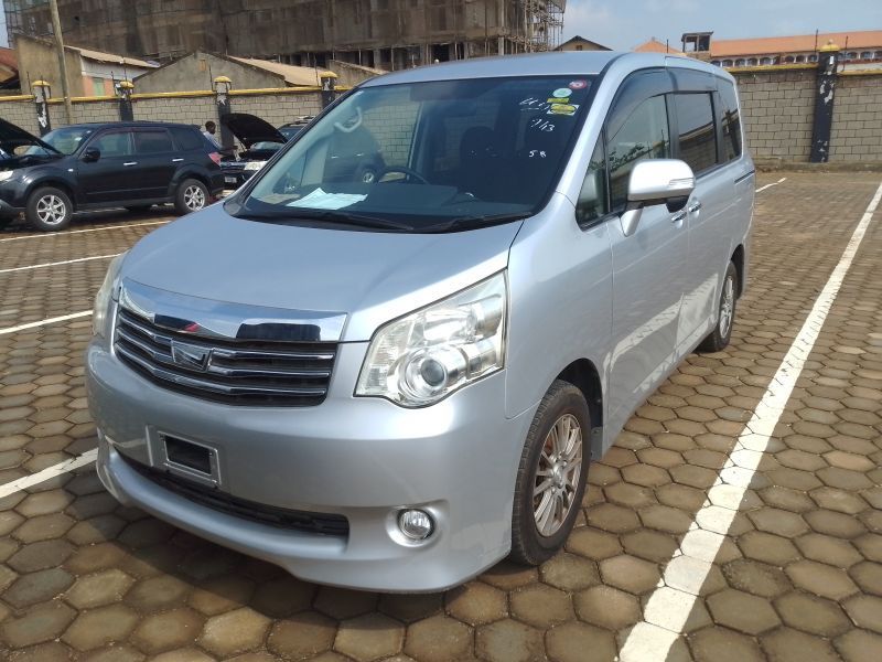2012 Toyota Noah for sale | 56 000 Km | Automatic transmission - APEX ...